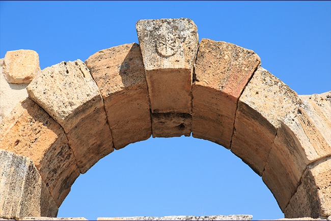 Dans une arche, la pierre centrale à son sommet s’appelle la clé de ...